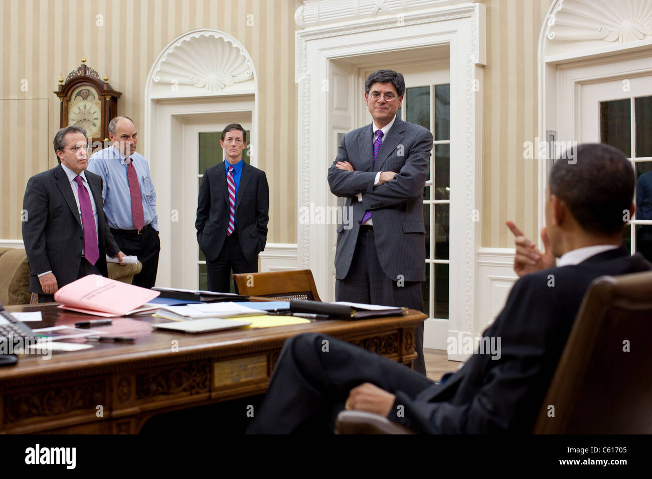 President Obama talking with his financial advisors during the partisan ...
