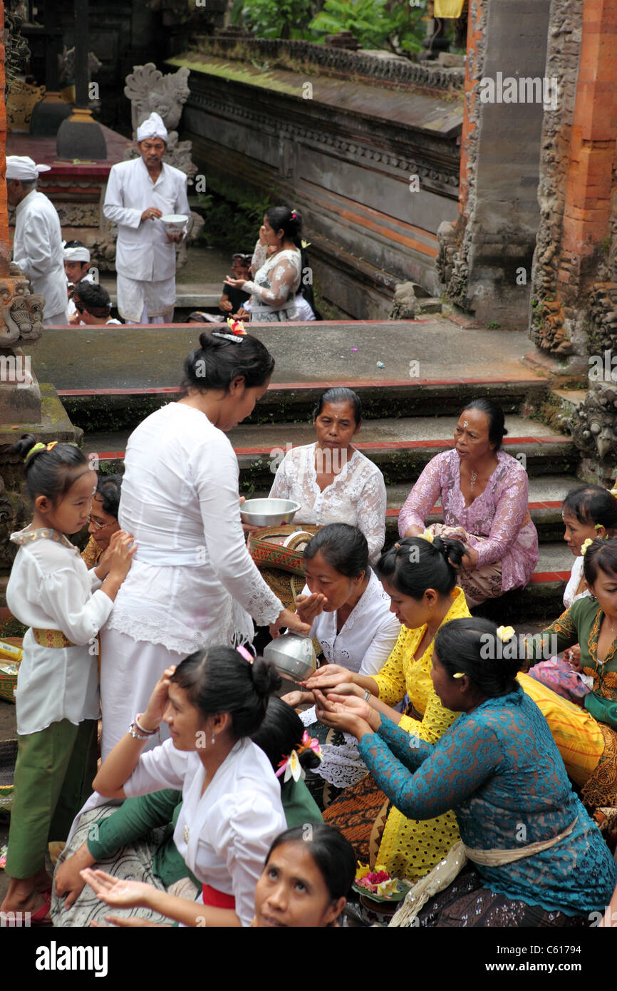 Hindu temple ceremony for Hari Raya Kuningan. Ubud, Bali, Indonesia ...