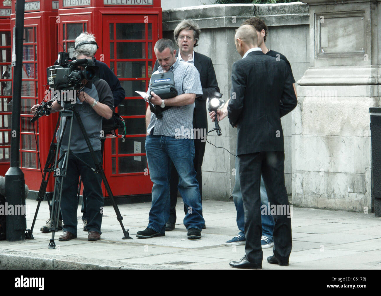 TV broadcast film crew london Stock Photo - Alamy
