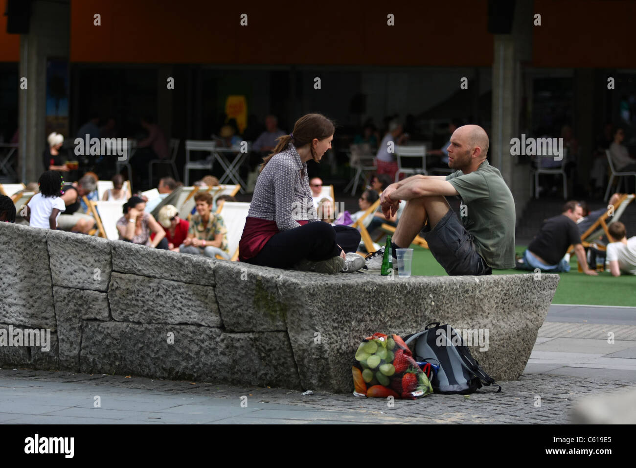 Sculpture two people sitting hi-res stock photography and images - Alamy