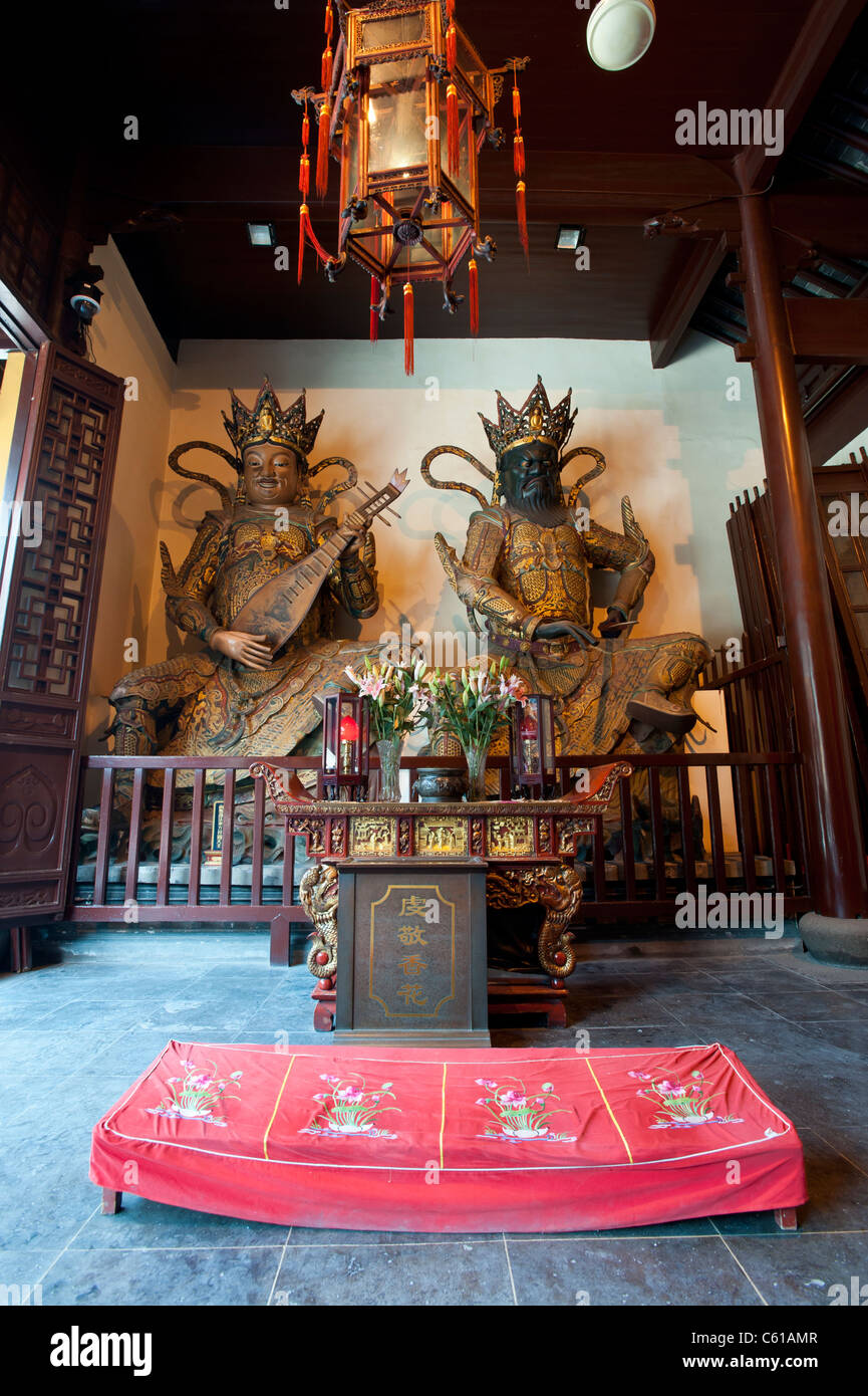 Temple guardians china hi-res stock photography and images - Alamy