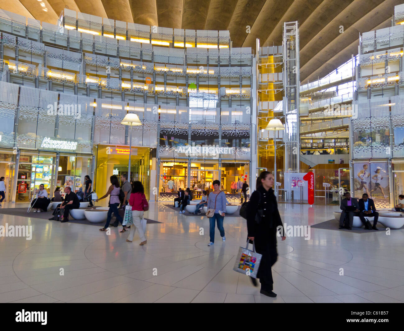 Scenes bright day malls woman walking groups paris building hi-res ...