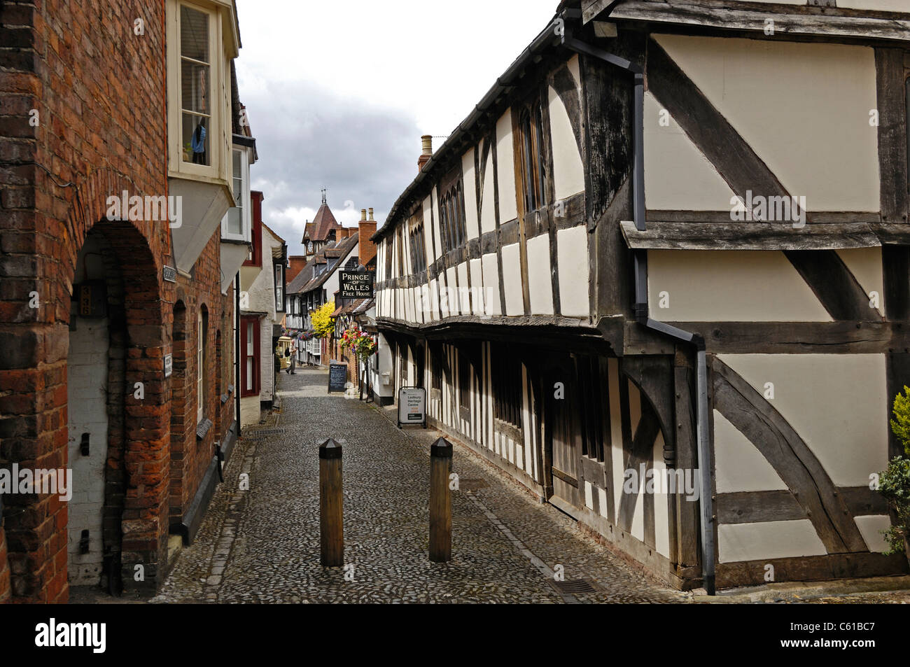 Over hanging buildings hi-res stock photography and images - Alamy