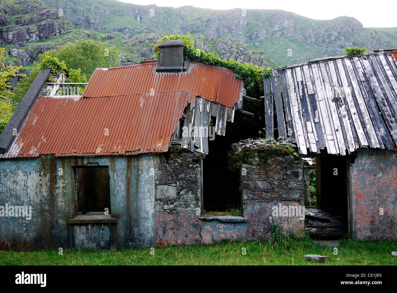 Old farm buildings ireland hi-res stock photography and images - Alamy