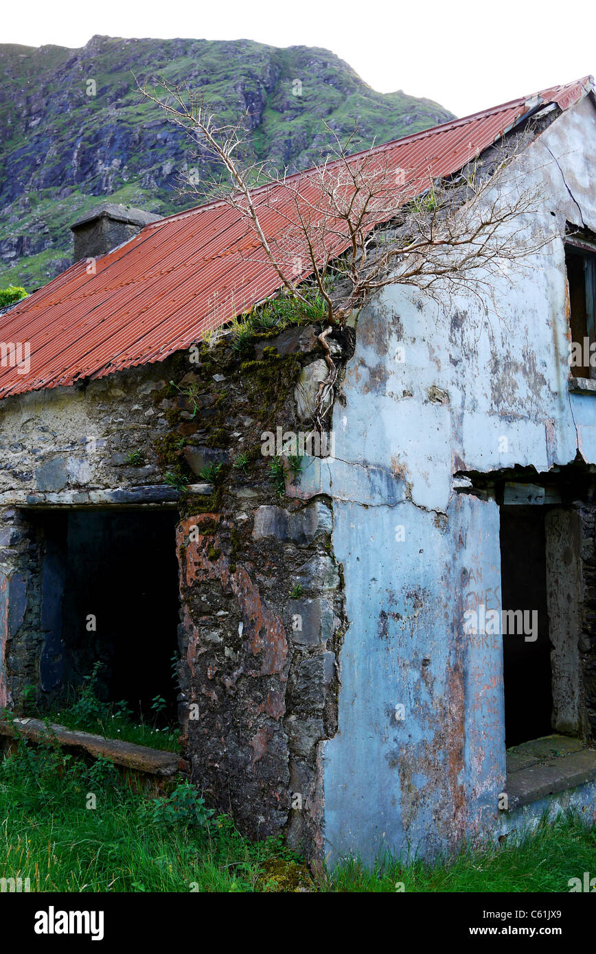 Old farm buildings ireland hi-res stock photography and images - Alamy