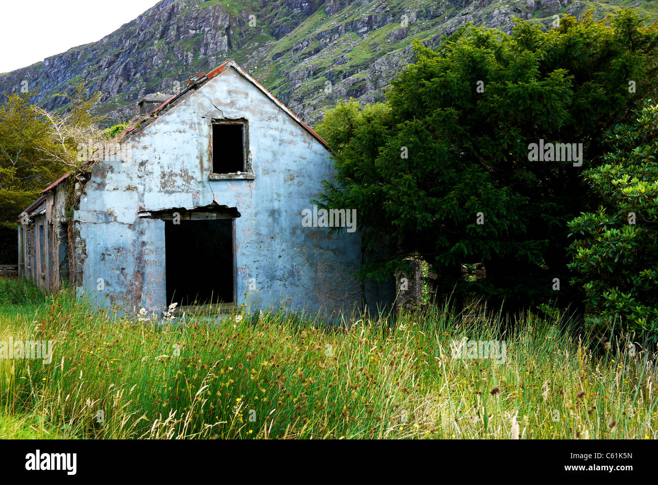 Old farm buildings ireland hi-res stock photography and images - Alamy