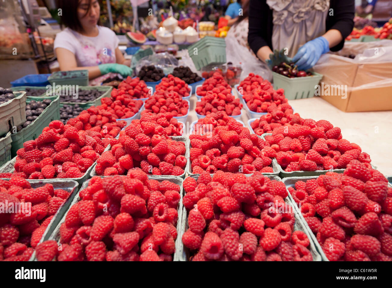 Raspberries market stall fruit hi-res stock photography and images - Alamy