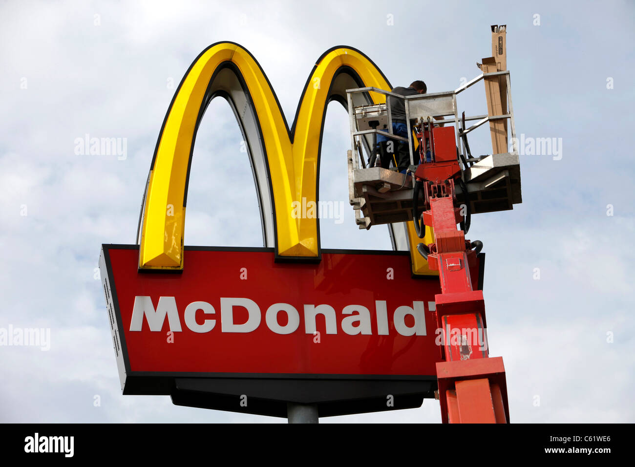 Mcdonalds mcdonalds restaurant sign hi-res stock photography and images ...
