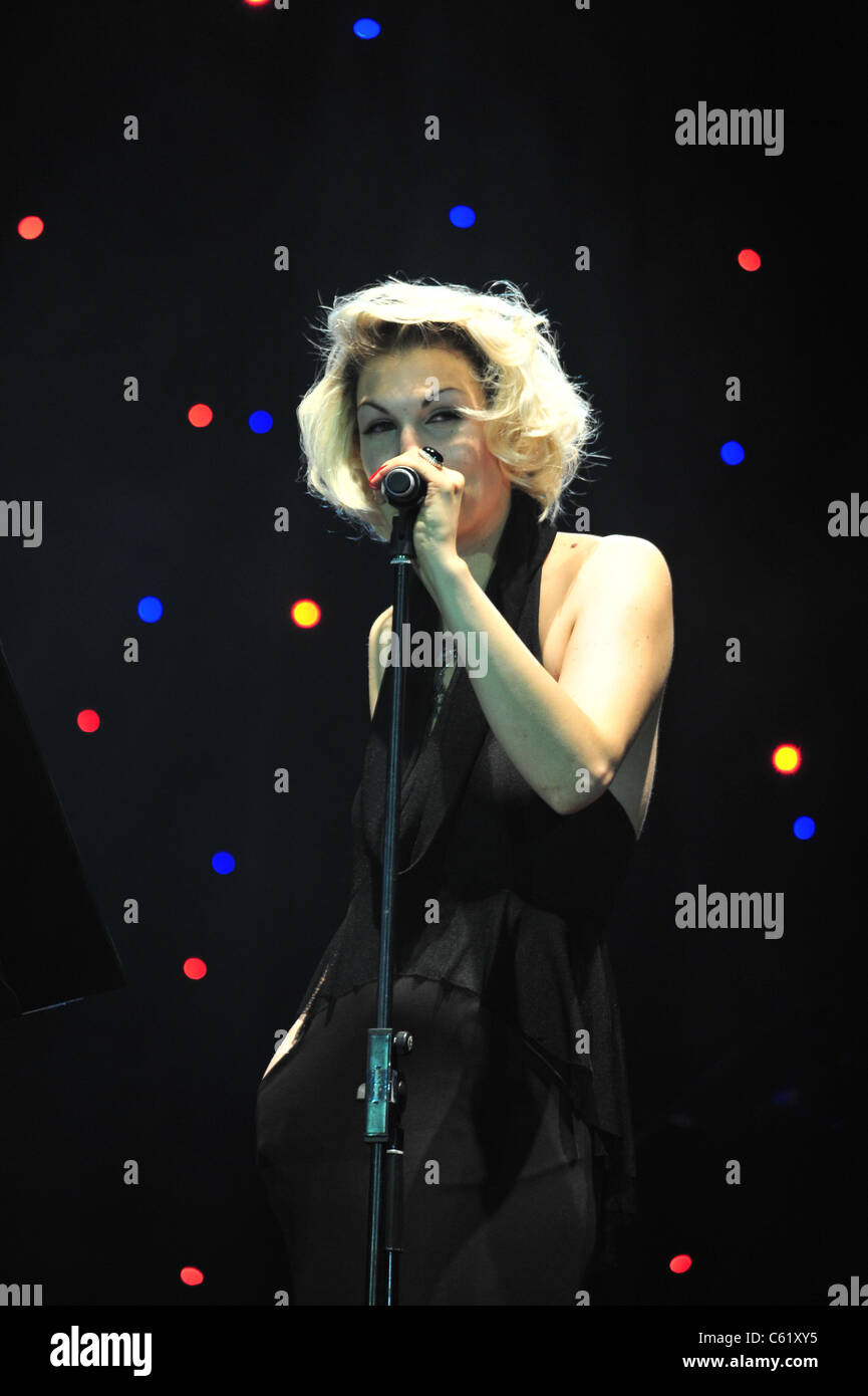 Karen black singing hi-res stock photography and images - Alamy