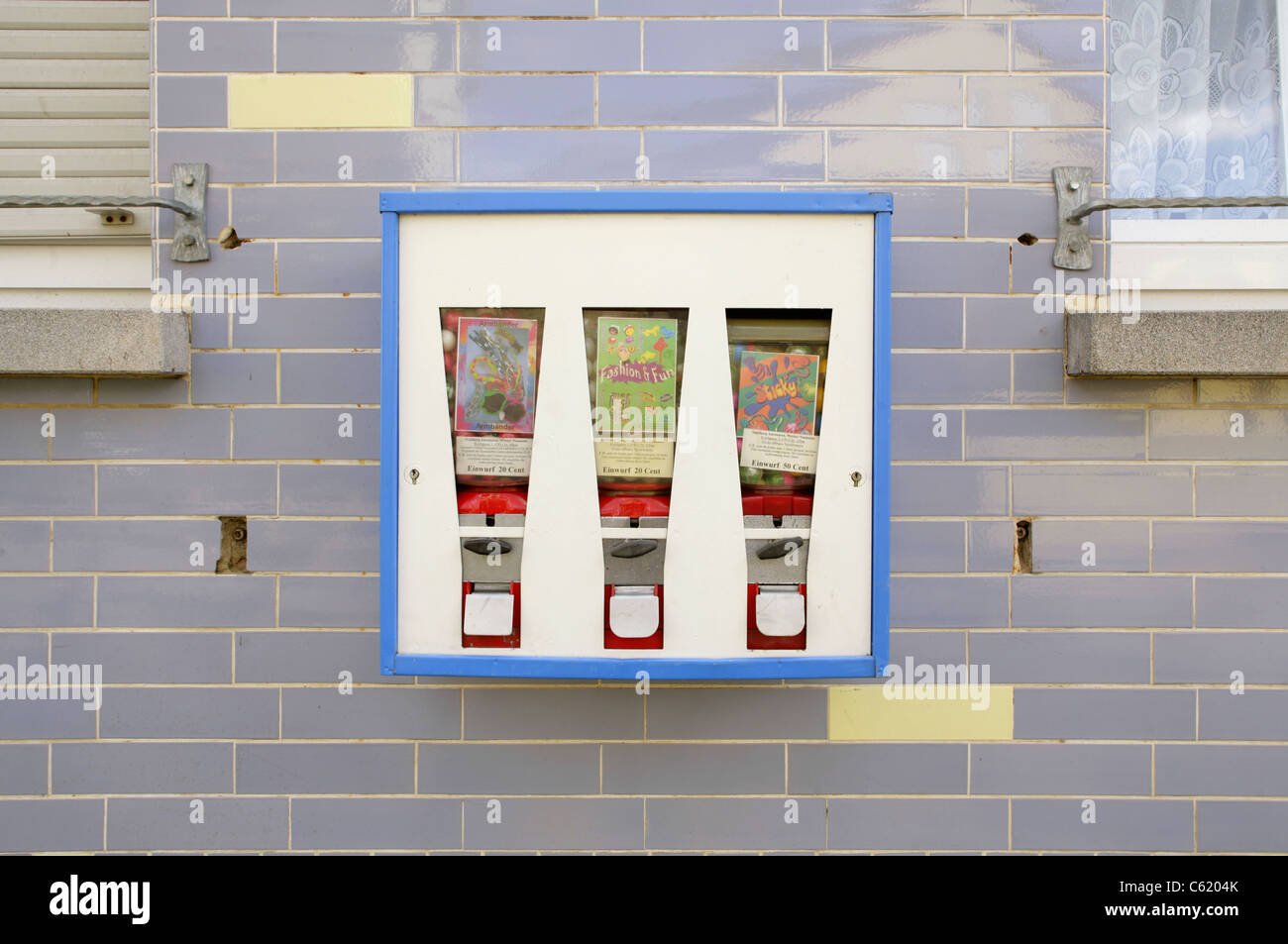Sweets in vending machine hi-res stock photography and images - Alamy Sweets in vending machine hi-res stock photography and images - Alamy