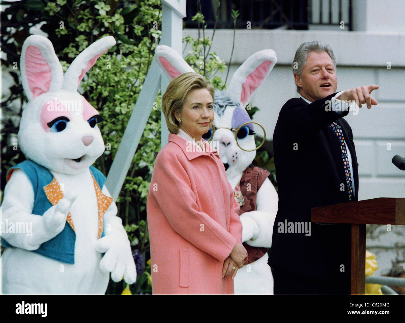 President Bill Clinton and wife Hillary start the annual White House ...