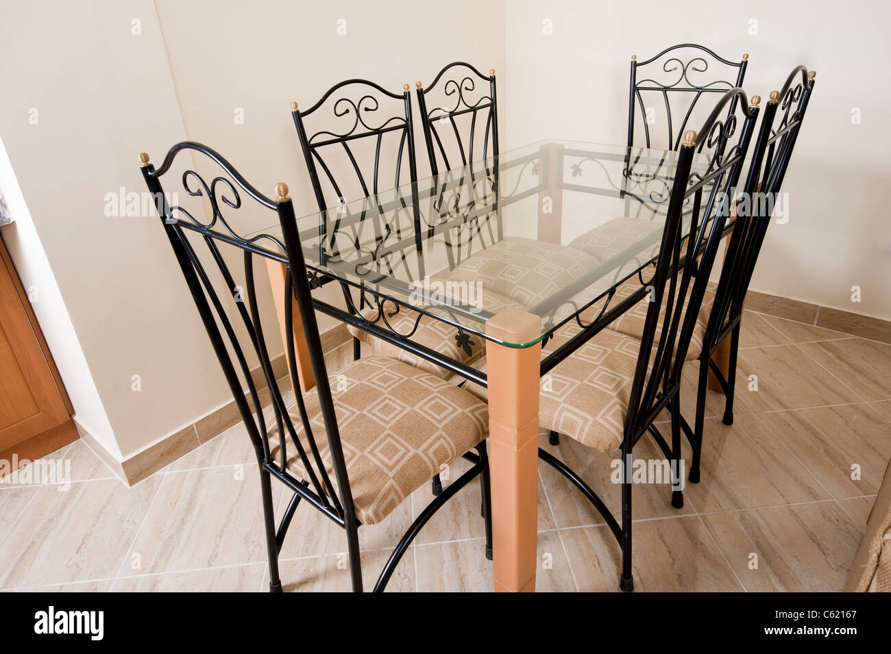 Dining table and chairs in a house Stock Photo - Alamy
