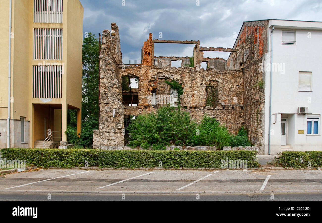 War damaged buildings hi-res stock photography and images - Alamy