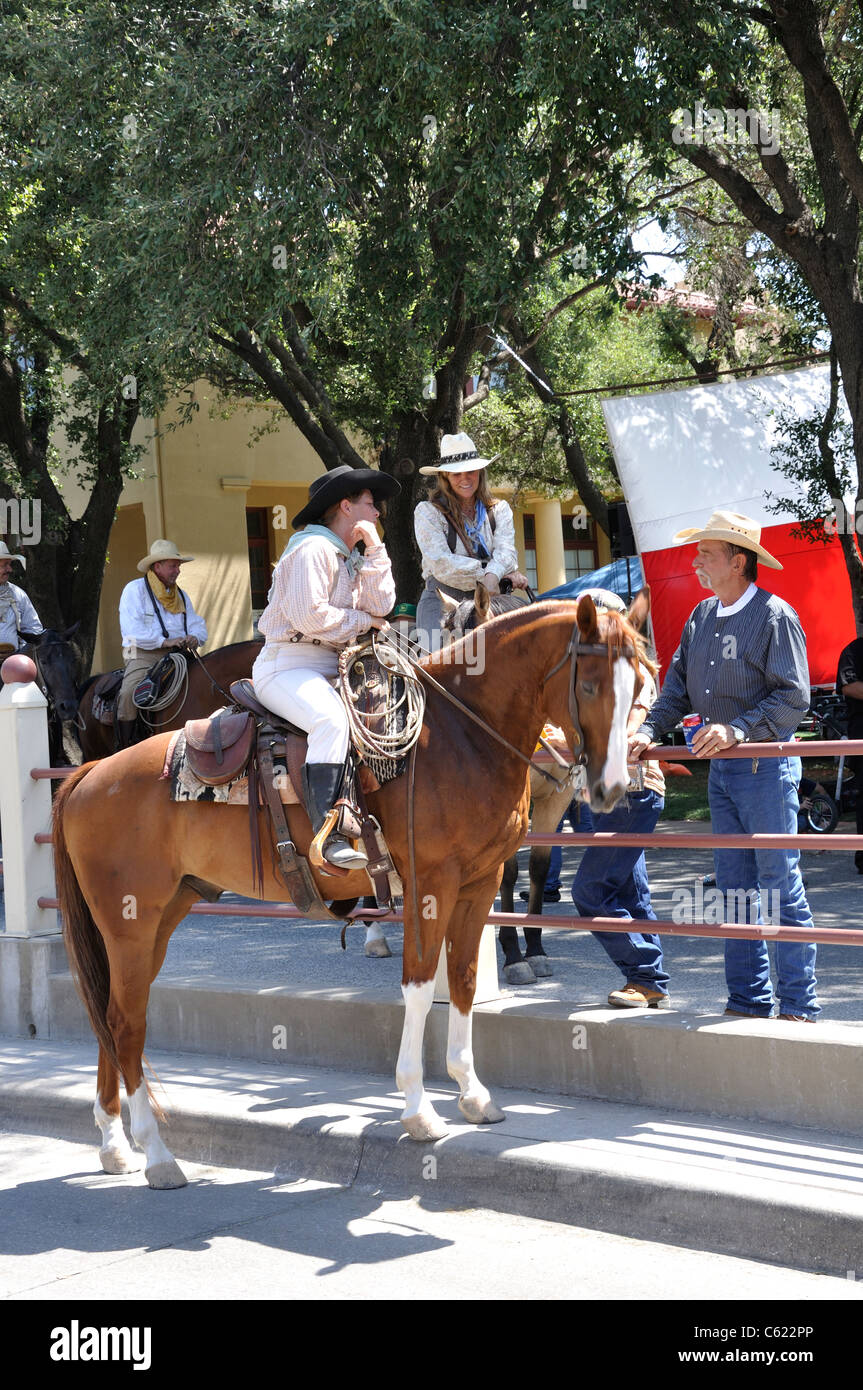 Cowboys on horses hi-res stock photography and images - Alamy