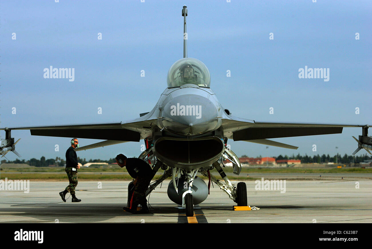 flight crew prepares a US Air Force fighter jet Stock Photo - Alamy