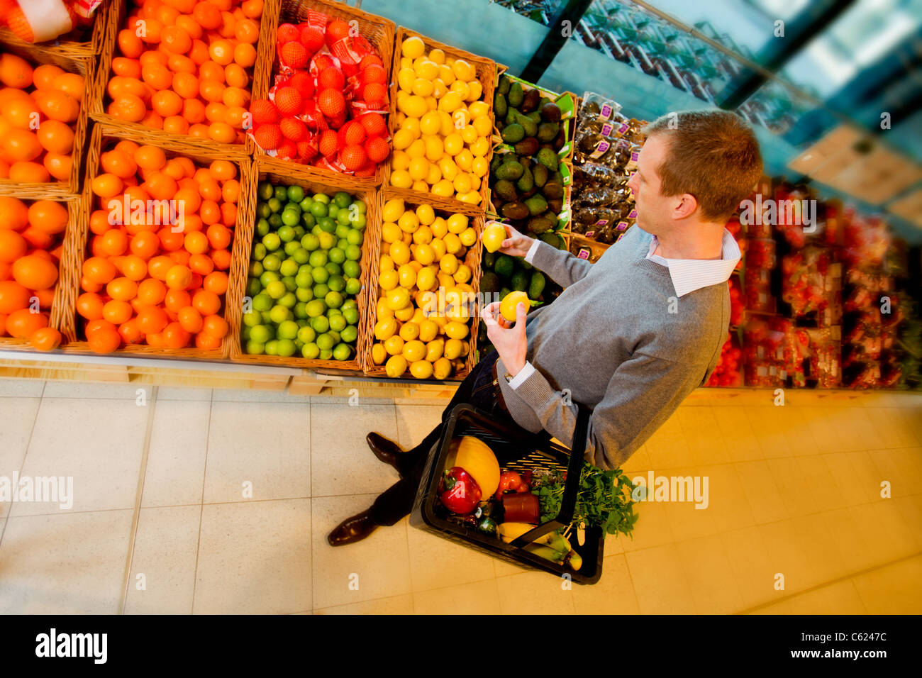 A man buying fruit in a grocery store Stock Photo - Alamy