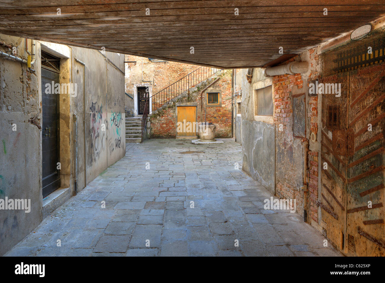 Paved courtyard hi-res stock photography and images - Alamy