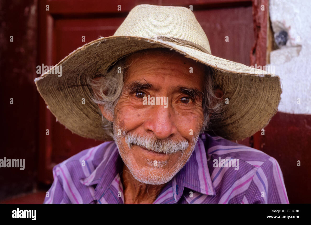 Portrait of a smiling old mexican farmer with a hat Stock Photo - Alamy