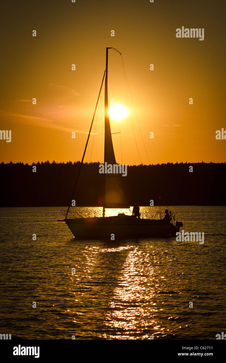 Boat sailing on bay sunset hi-res stock photography and images - Alamy