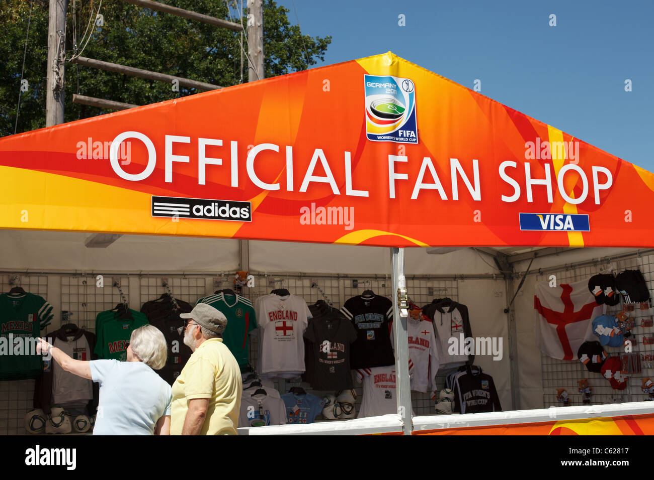 Group 27 persons hi-res stock photography and images - Alamy