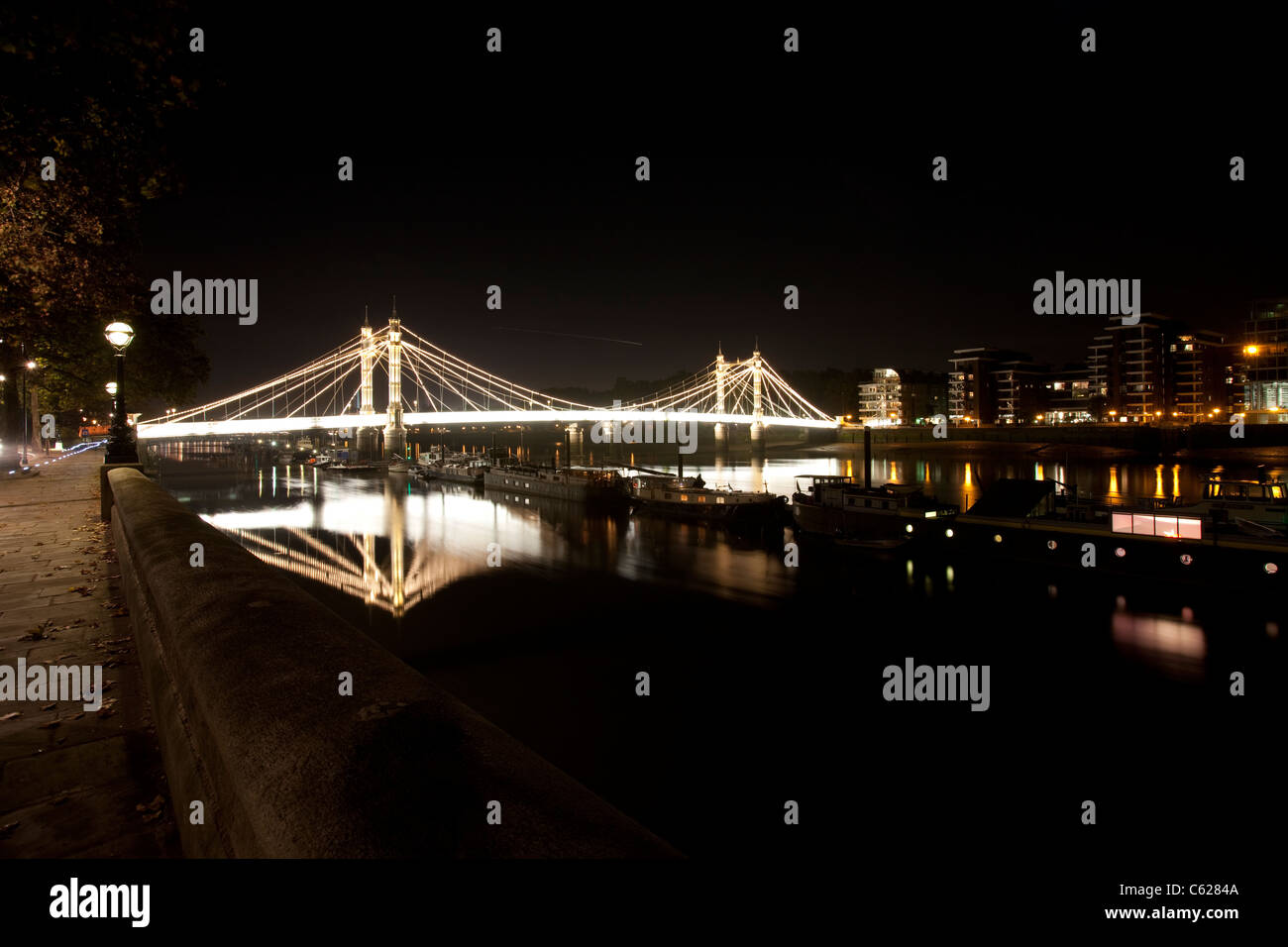 Albert bridge at night hi-res stock photography and images - Alamy