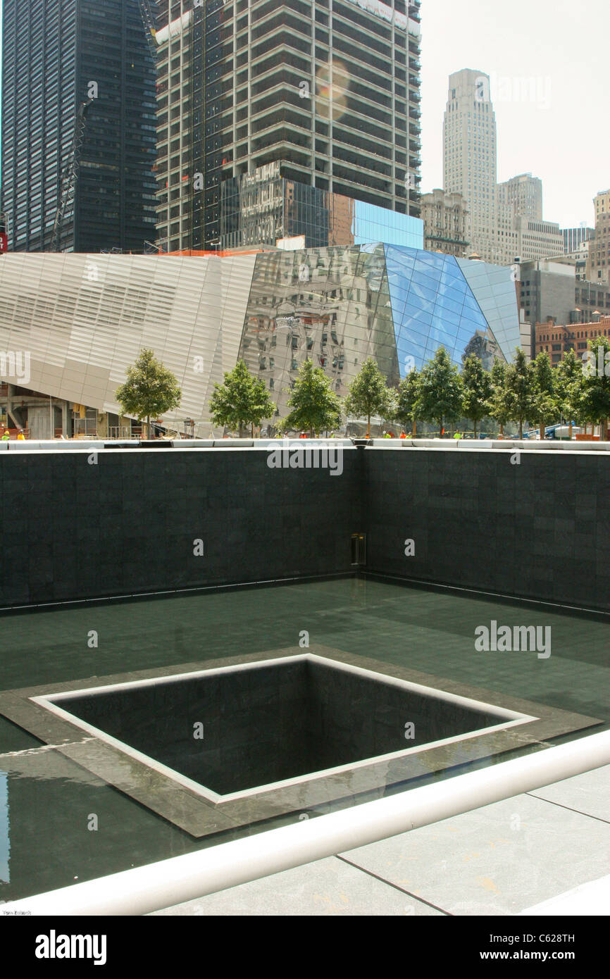 WTC 9/11 Tower & Memorial pool Stock Photo - Alamy