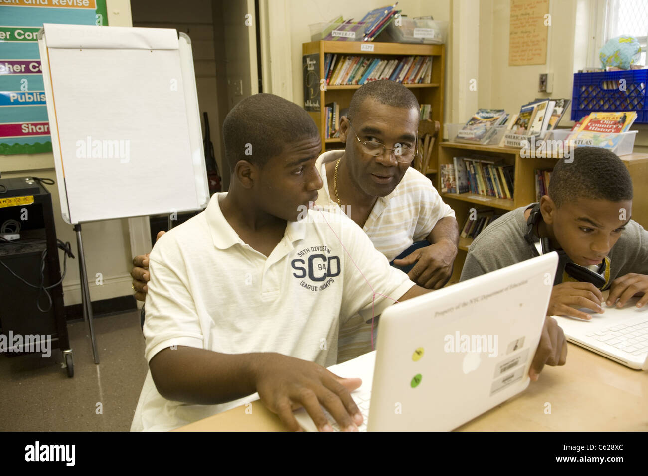 School paraprofessional hi-res stock photography and images - Alamy