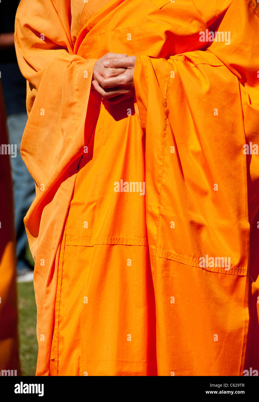 Monk/Mage style hand-clasping mod? Or “show equipped/faved staff on ...