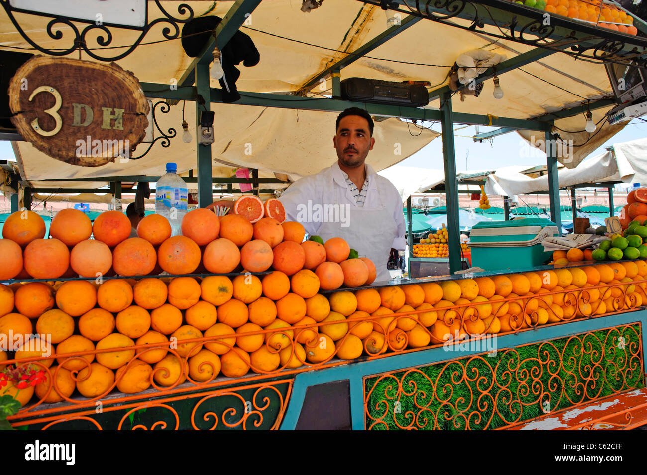 Orange juice stall hi-res stock photography and images - Alamy