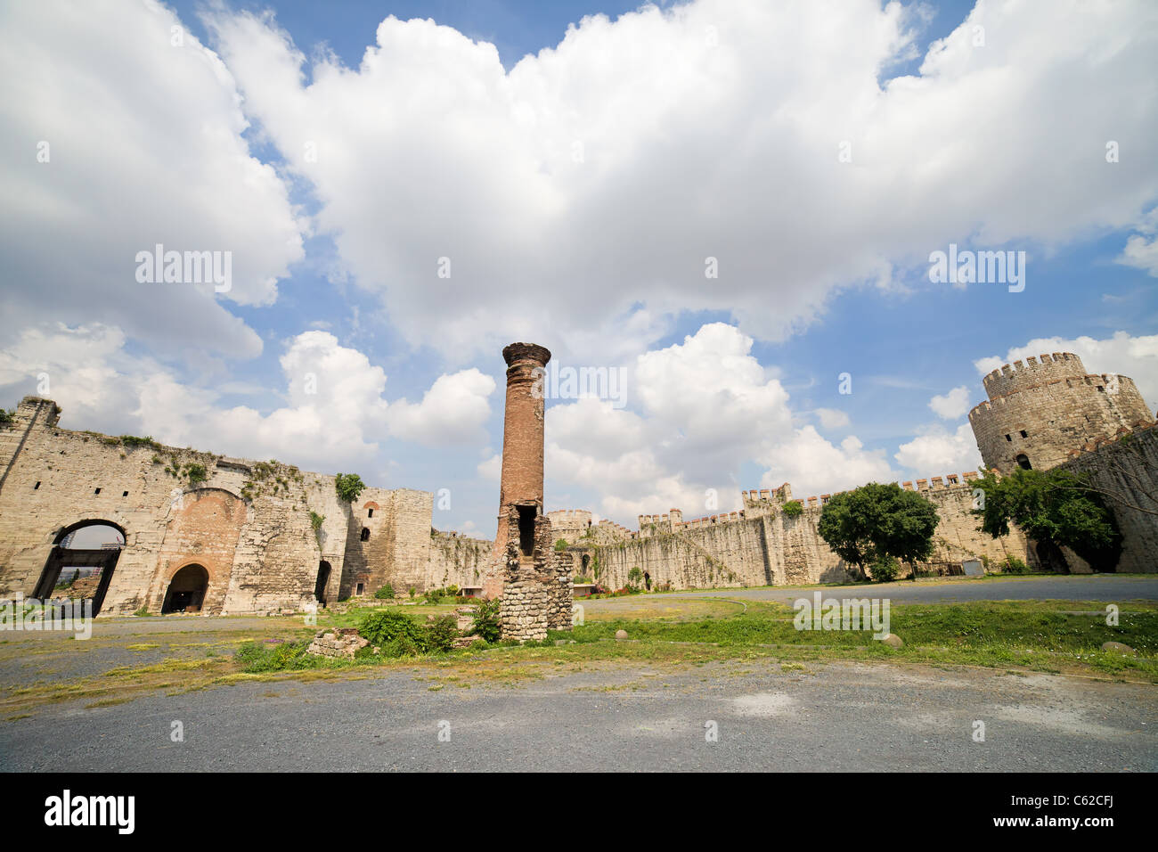 Yedikule Castle (Castle of Sevens Towers) Byzantine architecture and ...