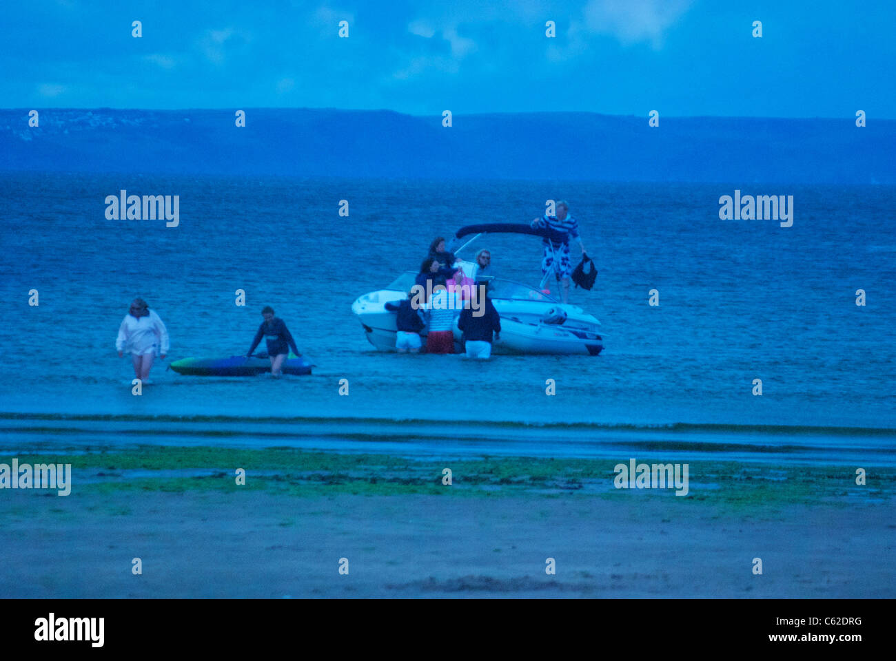 People getting off a boat hi-res stock photography and images - Alamy
