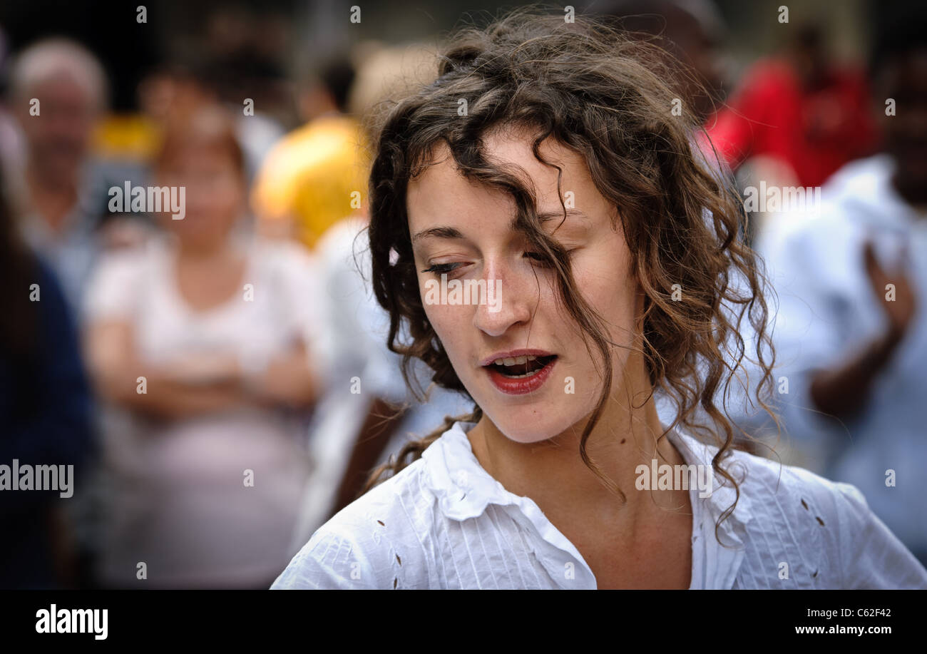 Fringe performer on the High Street in Edinburgh during the Edinburgh ...