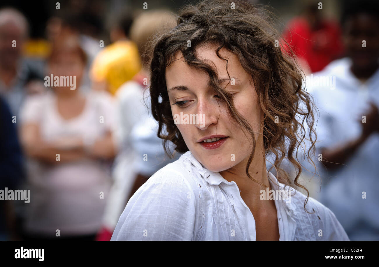 Fringe performer on the High Street in Edinburgh during the Edinburgh ...