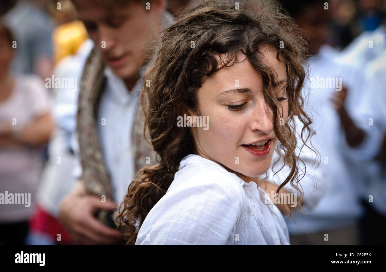 Fringe performer on the High Street in Edinburgh during the Edinburgh ...