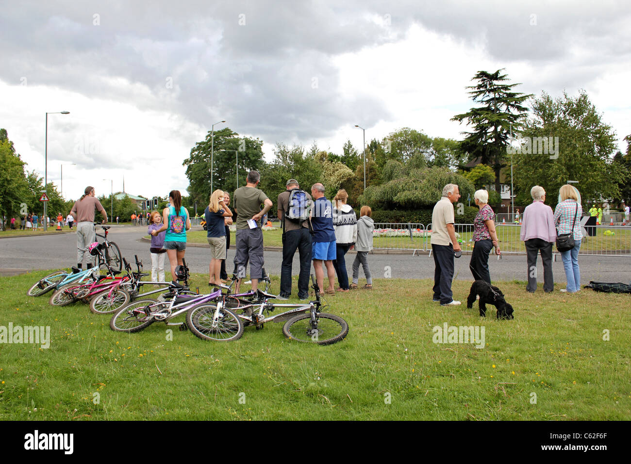 Spectators watching London - Surrey Cycle Classic road race, Olympic ...