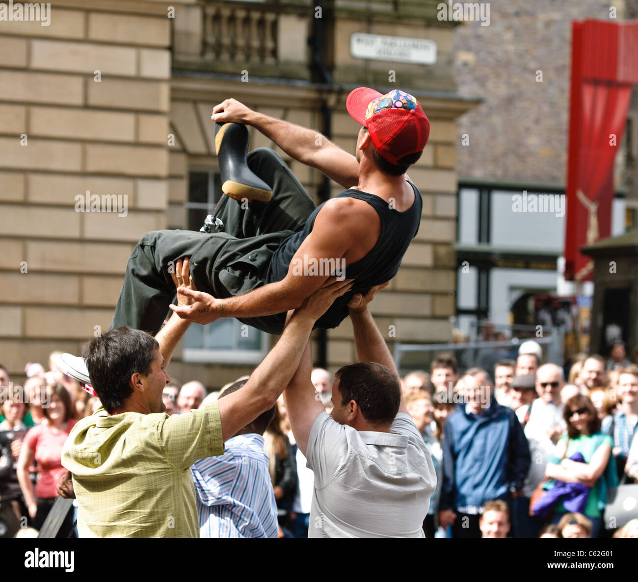 Fringe performers on the High Street in Edinburgh during the Fringe ...