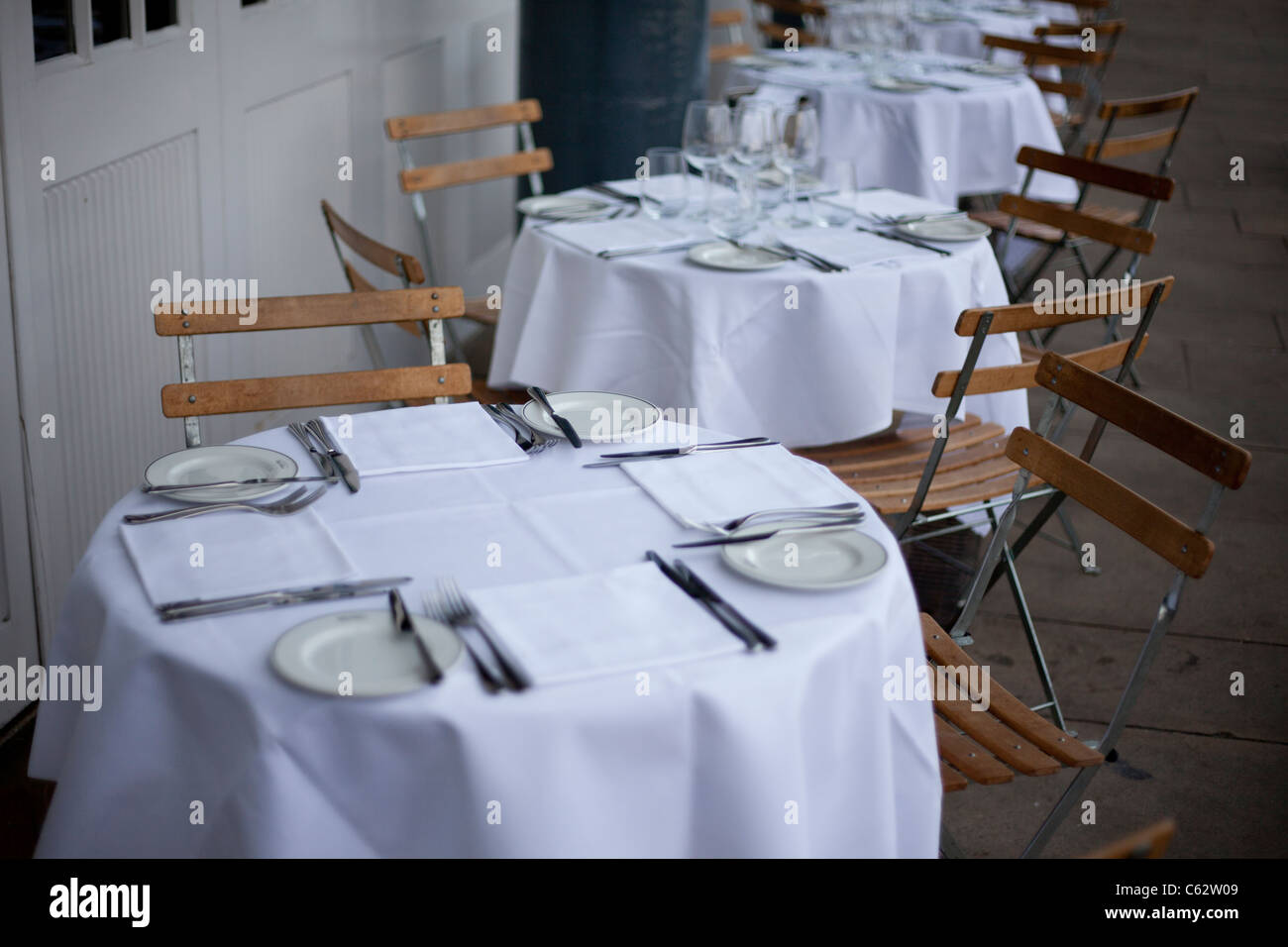 London restaurant tables on pavement Stock Photo - Alamy