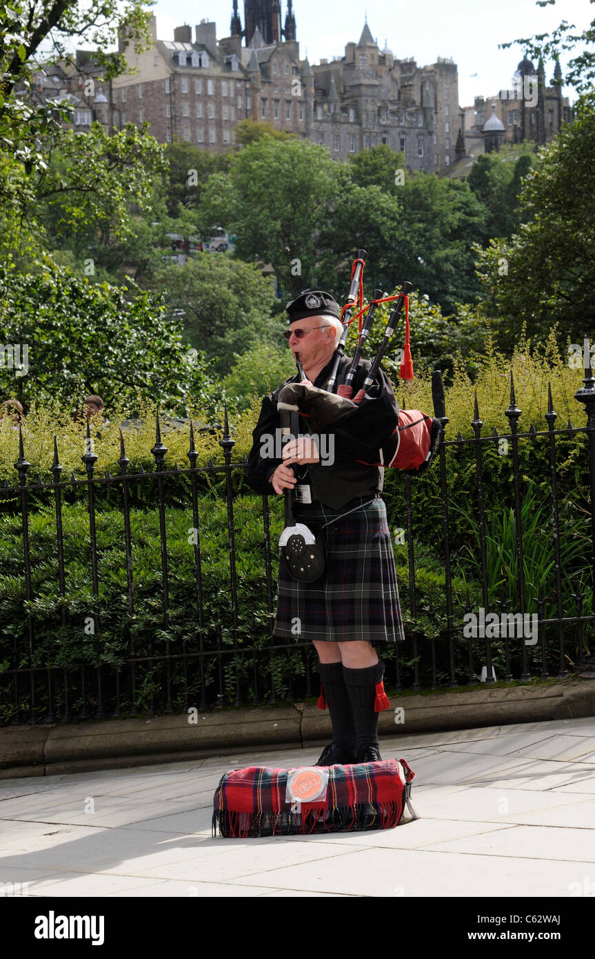 Blowing bagpipes hi-res stock photography and images - Alamy