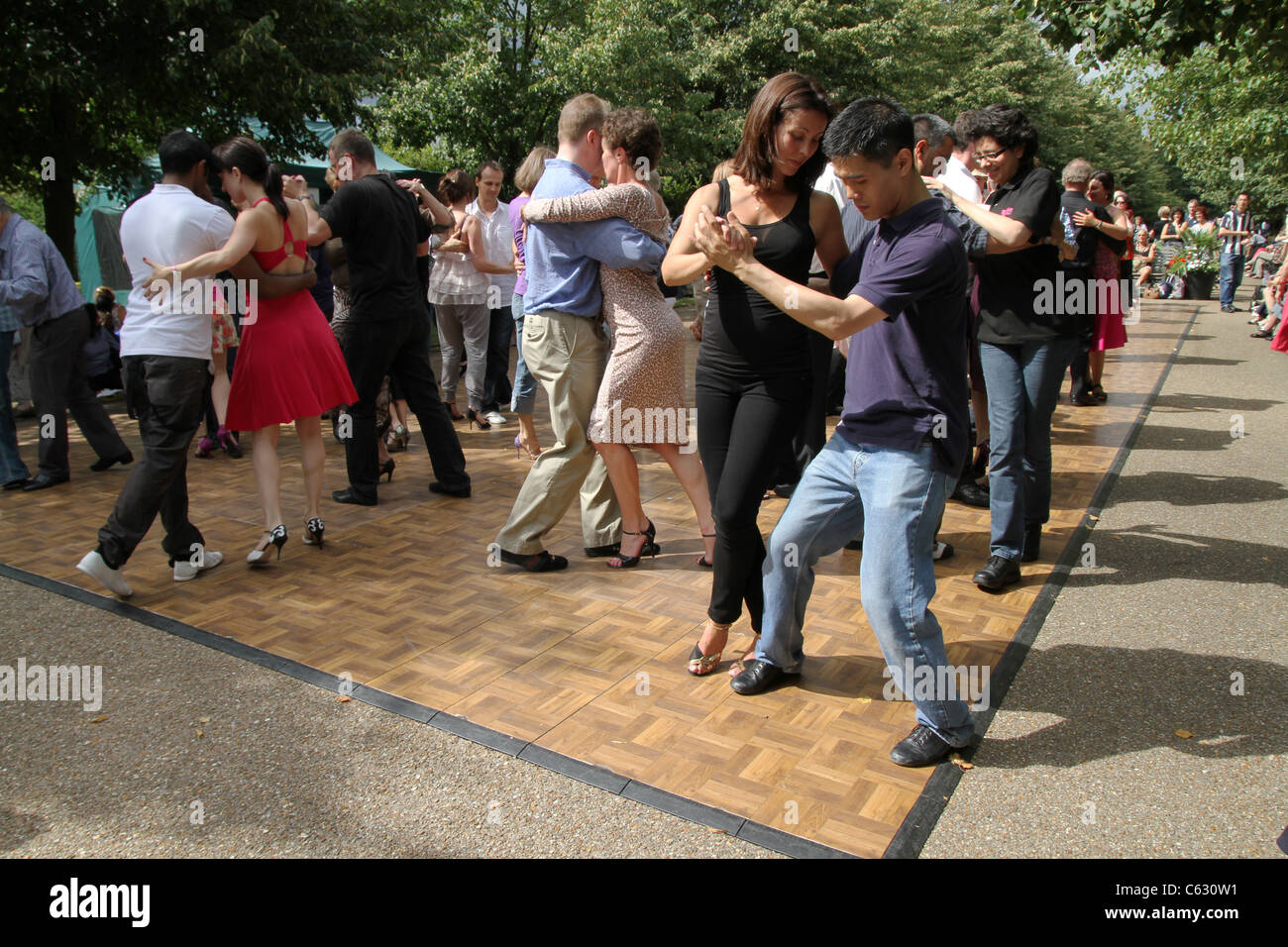 Tango dancers in Regent's Park, London, UK Stock Photo - Alamy