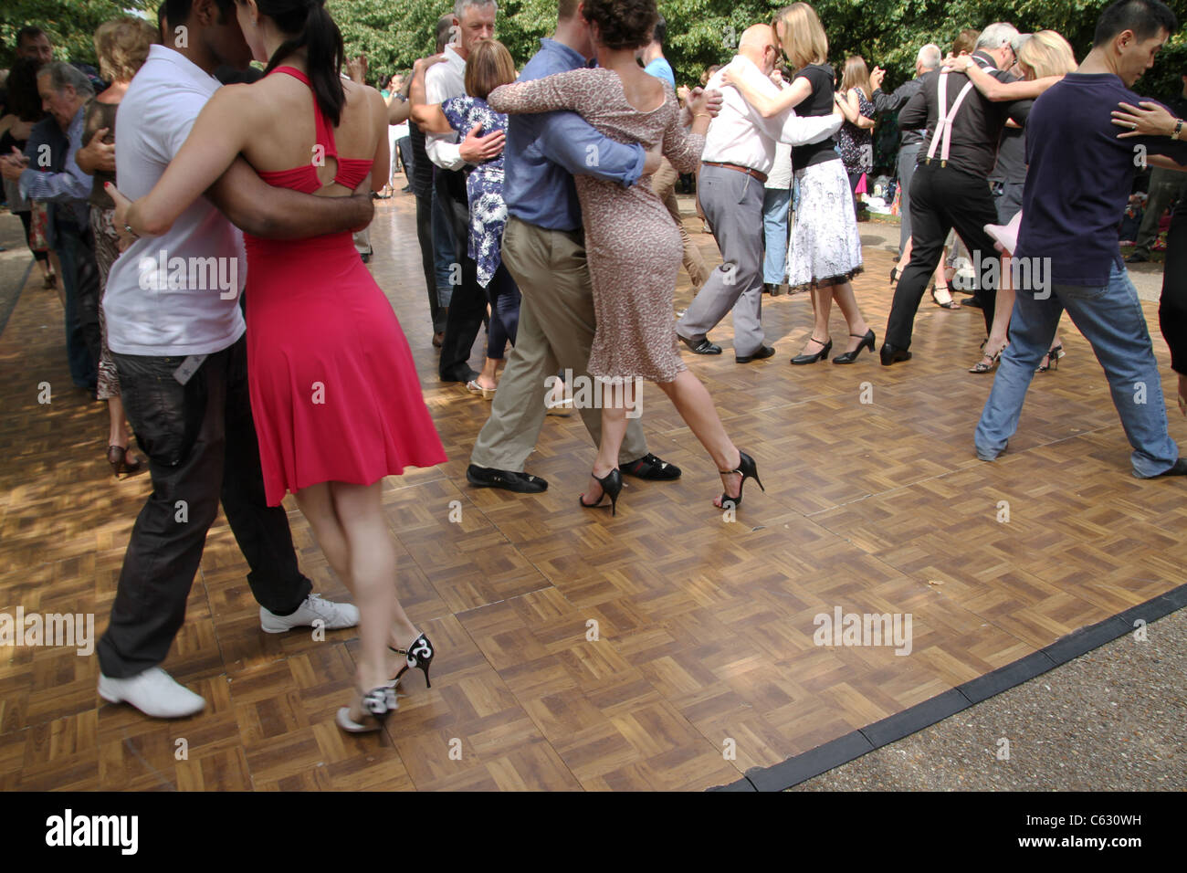 Tango dancers in Regent's Park, London, UK Stock Photo - Alamy