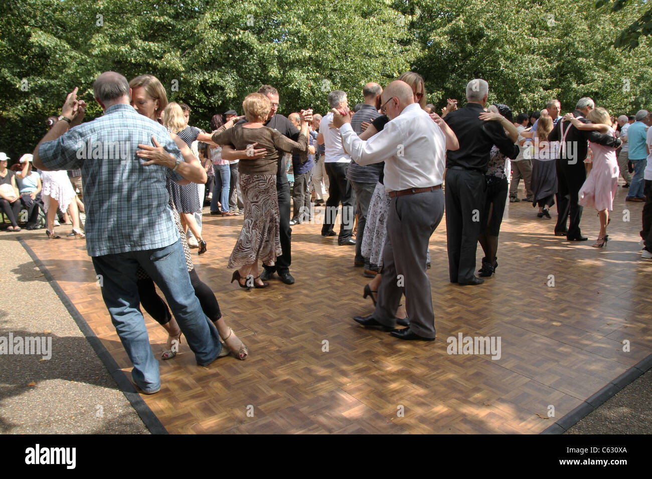 Tango dancers in Regent's Park, London, UK Stock Photo - Alamy
