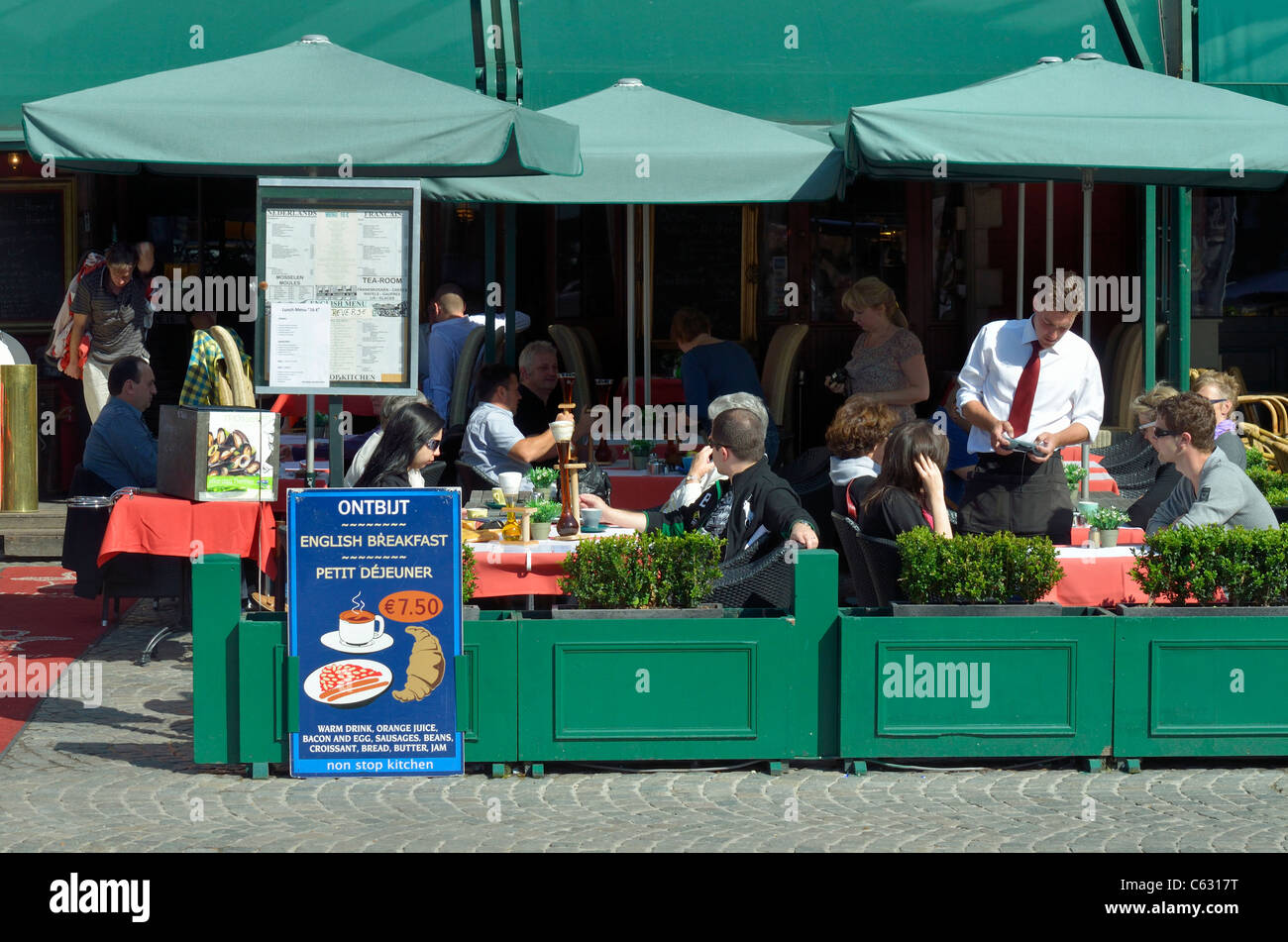 Bruges / Brugge, Flanders, Belgium. Cafe in Markt (main market square ...