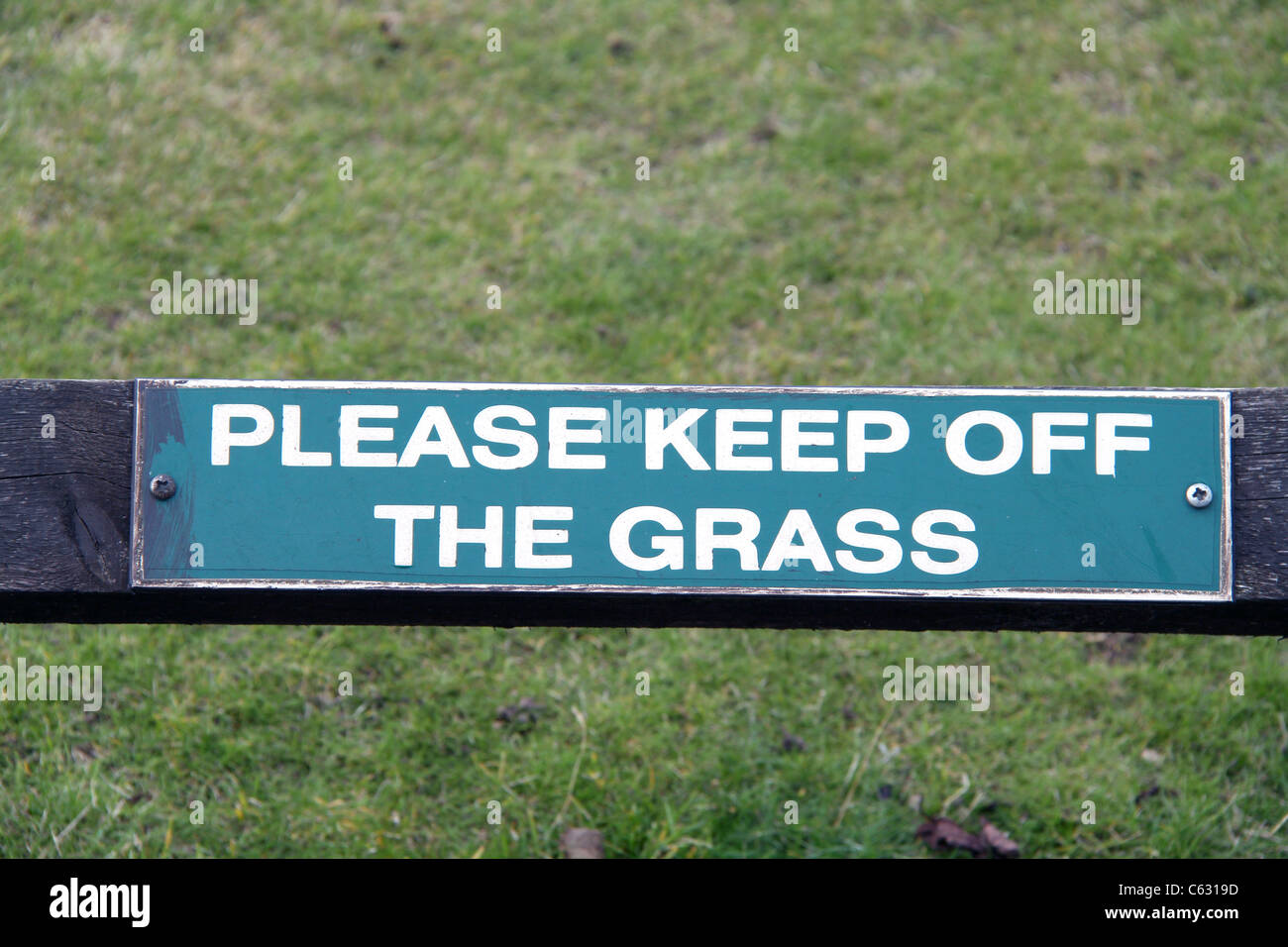 Please Keep off the grass sign closeup Stock Photo - Alamy