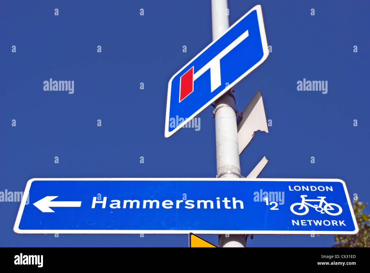 london cycle network cycle sign showing direction and distance to ...