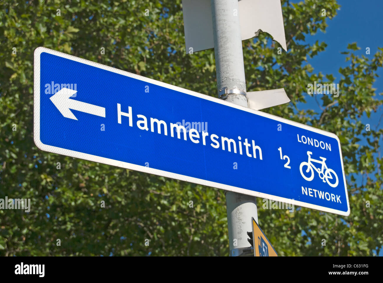 london cycle network cycle sign showing direction and distance to ...