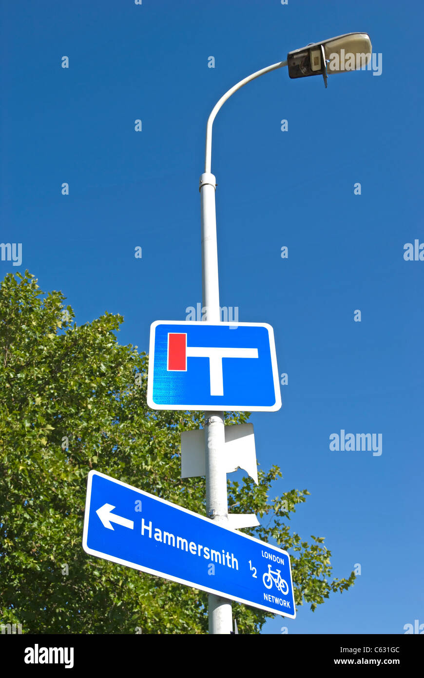 london cycle network cycle sign showing direction and distance to ...