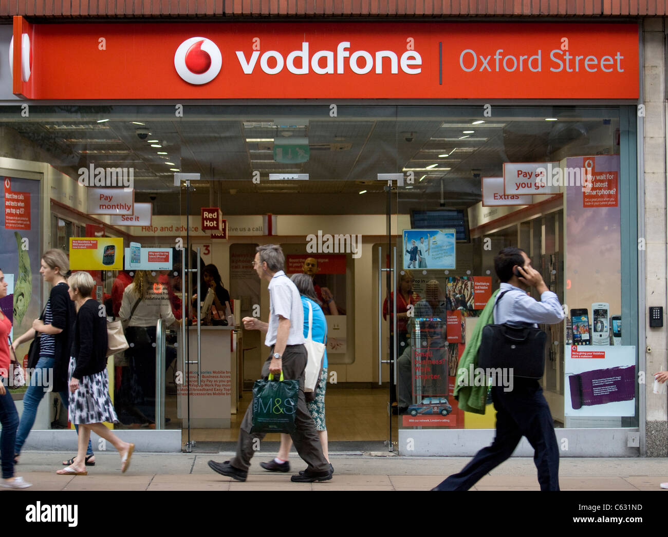 The vodafone store on oxford street hi-res stock photography and images ...