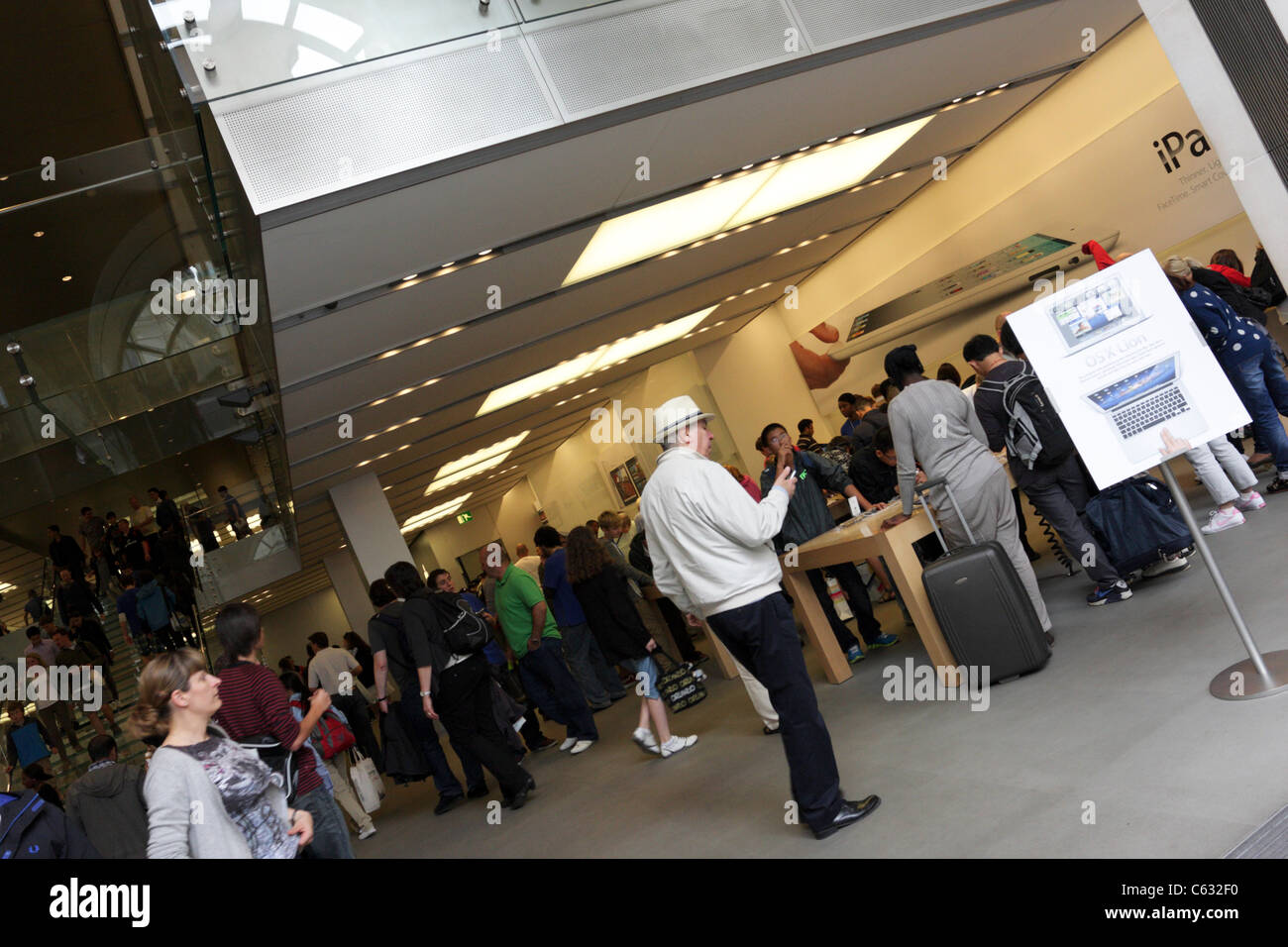 Apple flagship store in Regent Street, London Stock Photo - Alamy