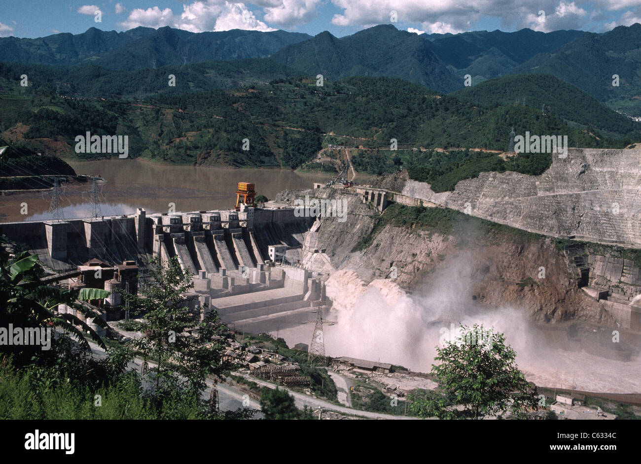 Hydro electric dam on Lichang river in Manwan China Stock Photo - Alamy