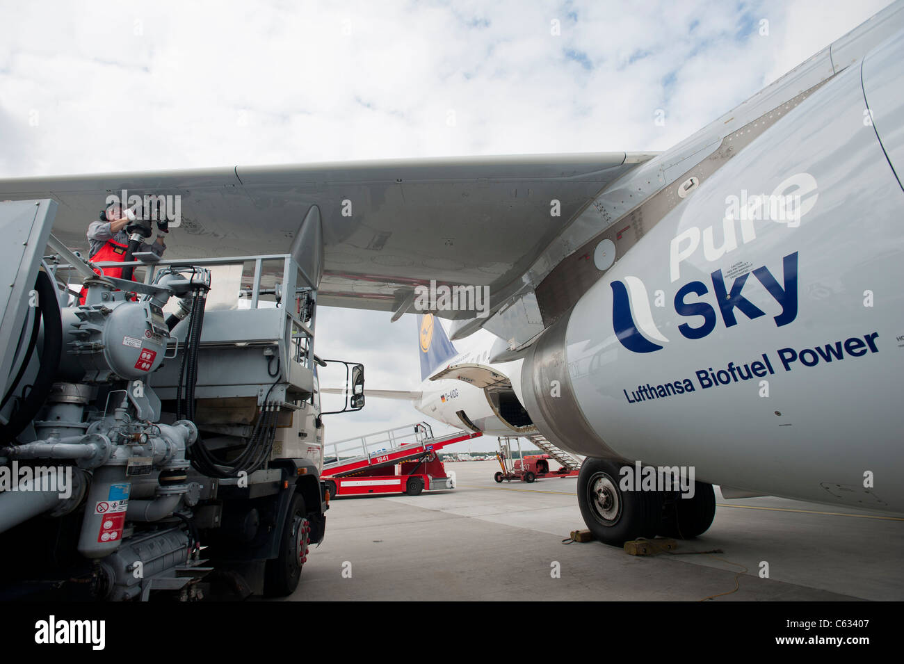 GERMANY Hamburg airport, Lufthansa Airbus A321 tanked up with pure sky ...